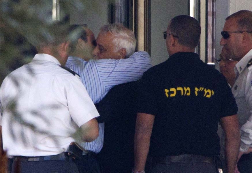 El expresidente israelí Katsav inicia su condena de 7 años en prisión ...