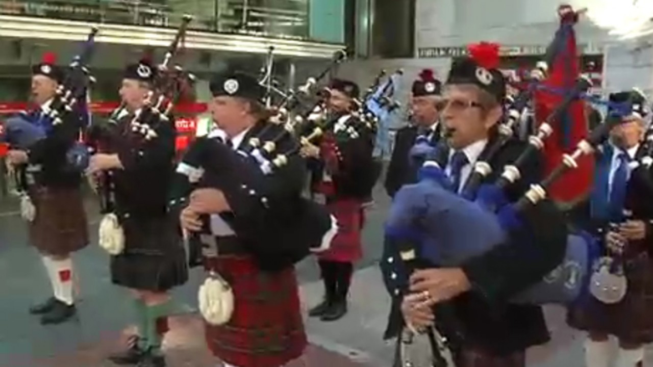 Video: Gaiteros escoceses dan la bienvenida al festival Getxo Folk | ORAIN