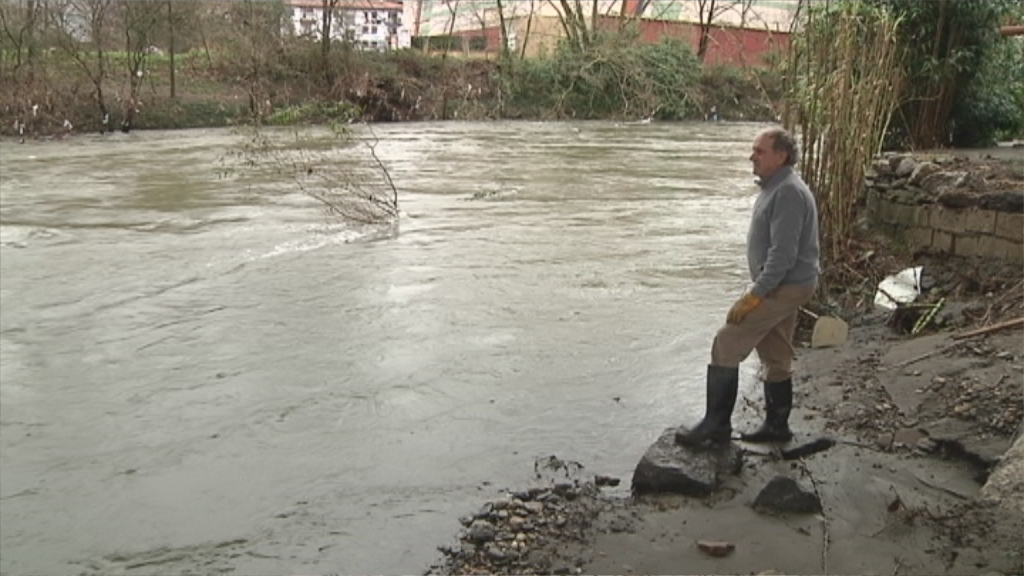 VÍDEO: Desciende el nivel del agua en los ríos de la CAV