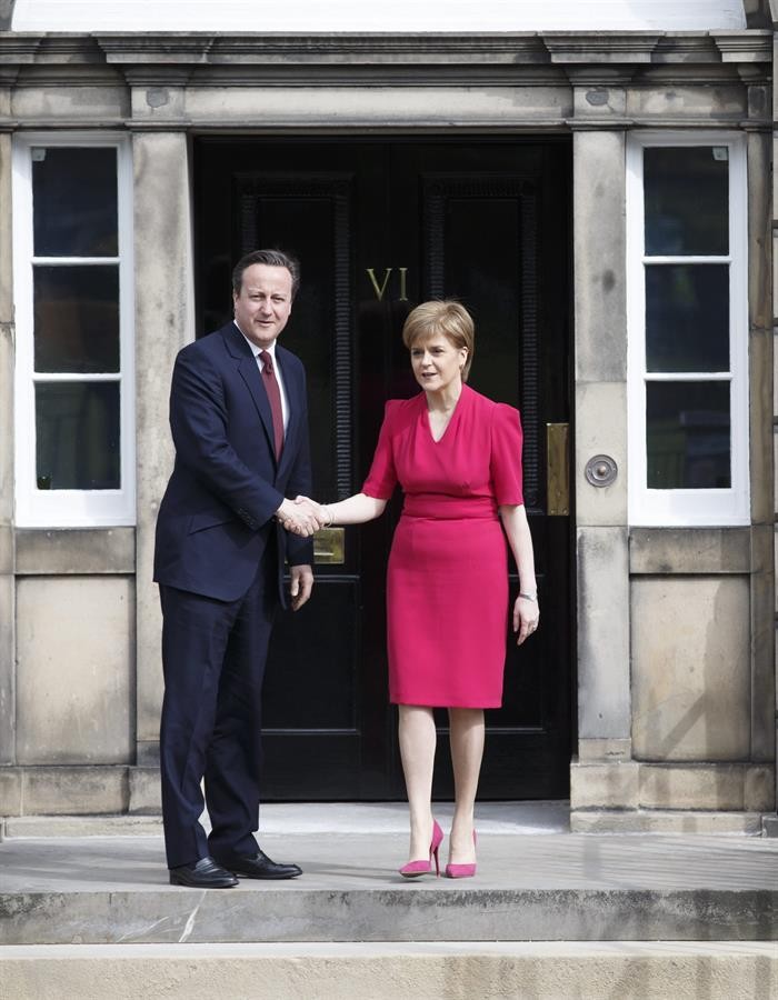 Cameron y Sturgeon abordan la autonomía de Escocia | ORAIN