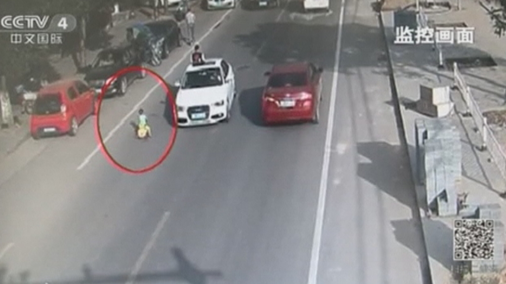 Vídeo: Un niño chino se mete con su coche de juguete en la carretera ...