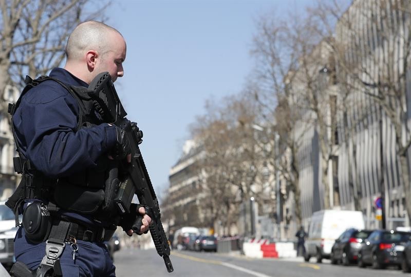 Parisko bonbak eta Berlingo beste batek lotura duten ikertzen ari dira | ORAIN