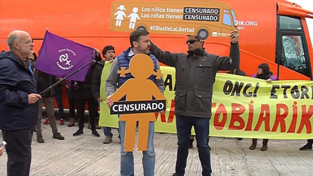 La Policía Municipal de Pamplona retiene el autobús de Hazte Oír | ORAIN