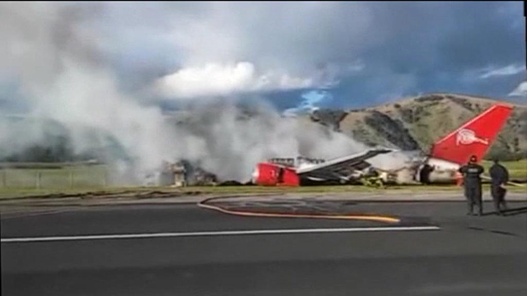 Vídeo: Un avión con 141 pasajeros se incendia en Perú | ORAIN