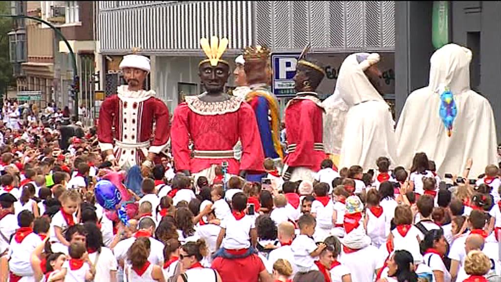 Video: Gigantes, kilikis y zaldikos bailan en las calles de Pamplona