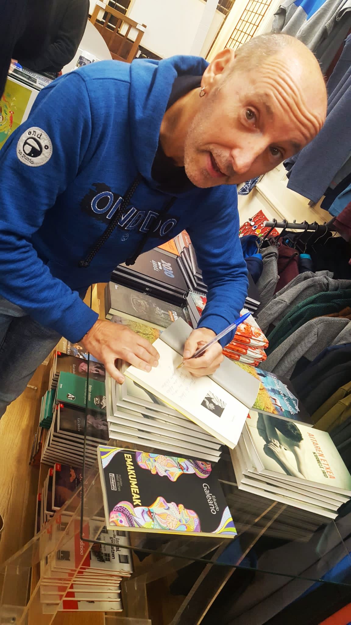 Mikel Vilchesi elkarrizketa "Emakumeak" Eduardo Galeanoren liburuaren itzulpenaz | ORAIN