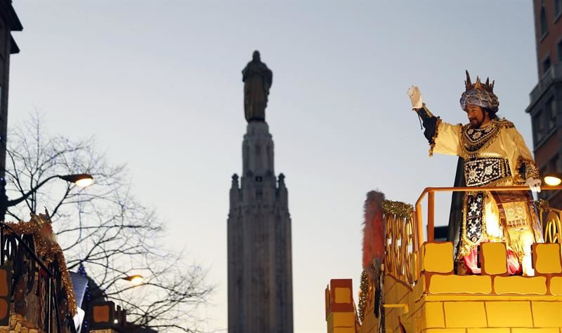 Video: Los Reyes Magos recorren Bilbao de la mano del universo de Julio ...