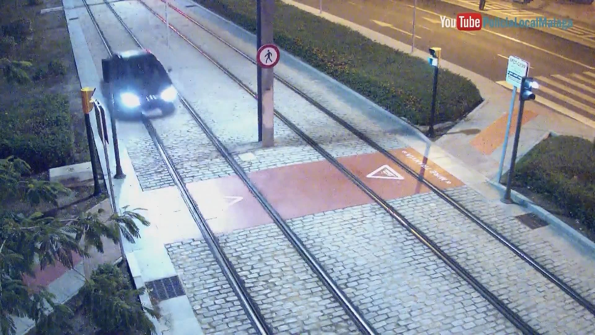 Vídeo: Una conductora ebria circula por las vías del metro de Málaga