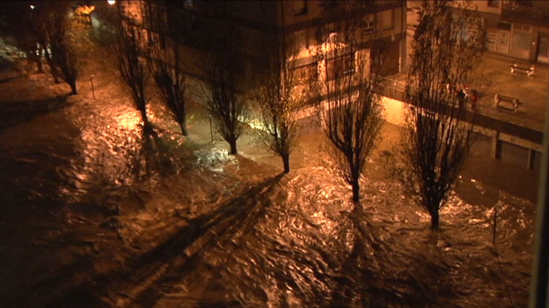 Vídeo: El río Nervión se desborda en Basauri y el agua ha entrado en ...