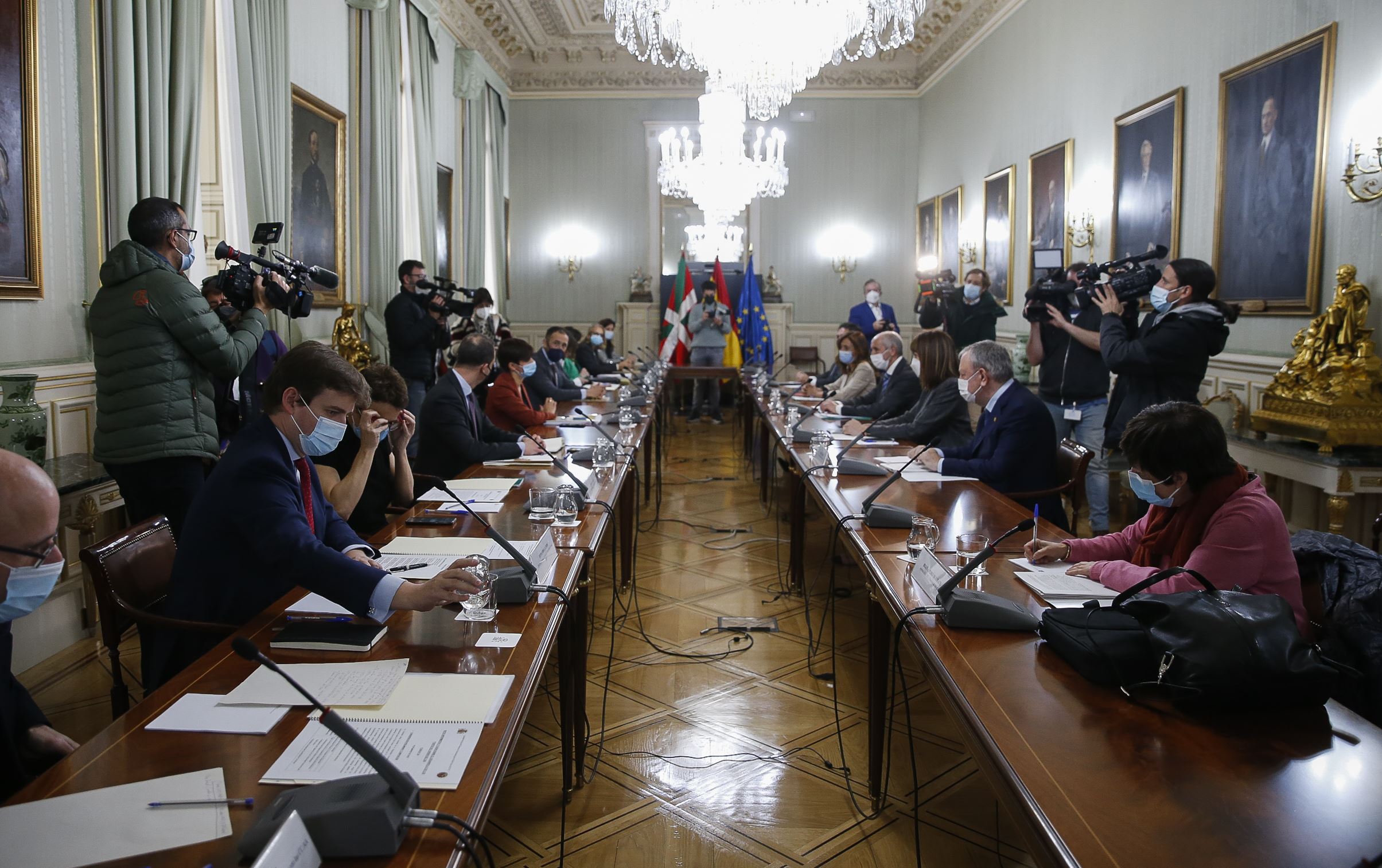 Vídeo: Euskadi asume la transferencia del IMV, que llega con 16 meses ...