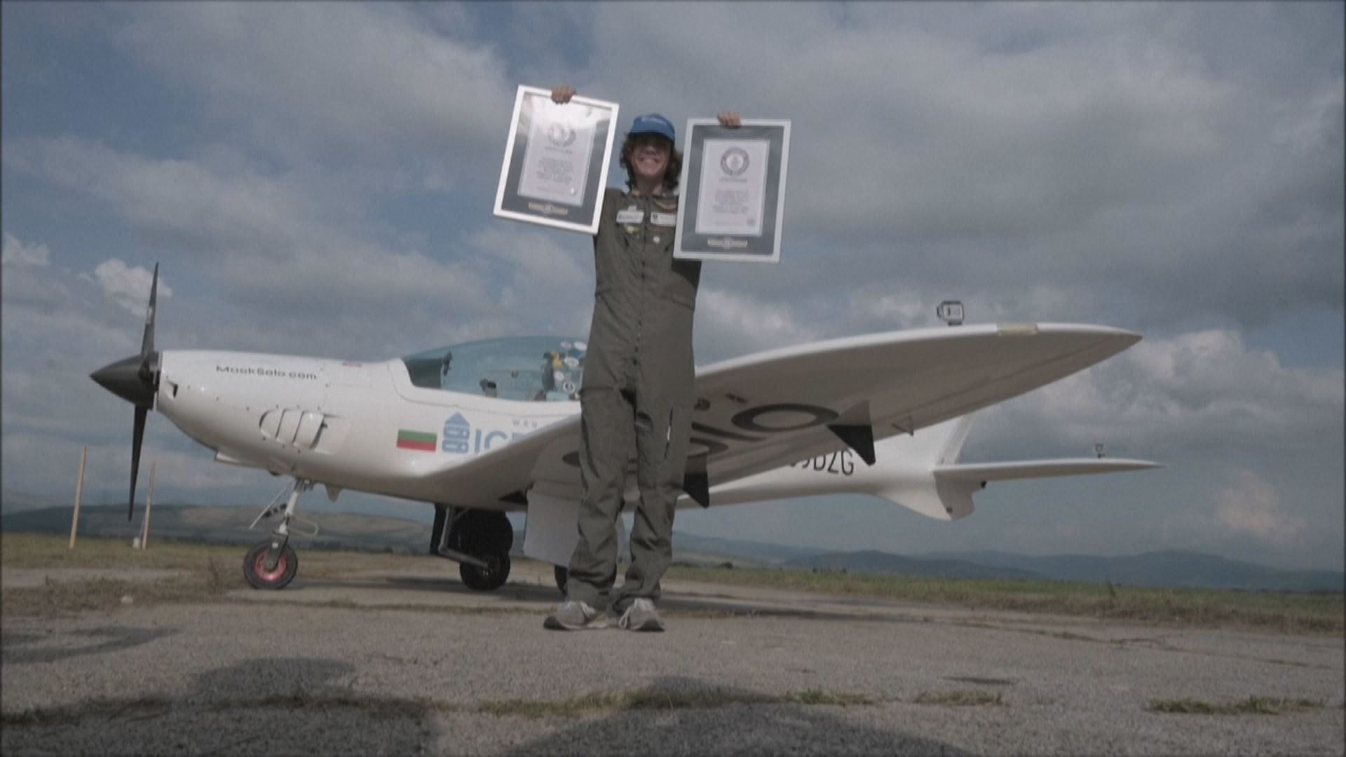 Vídeo: Un joven de 17 años se convierte en la persona más joven en ...