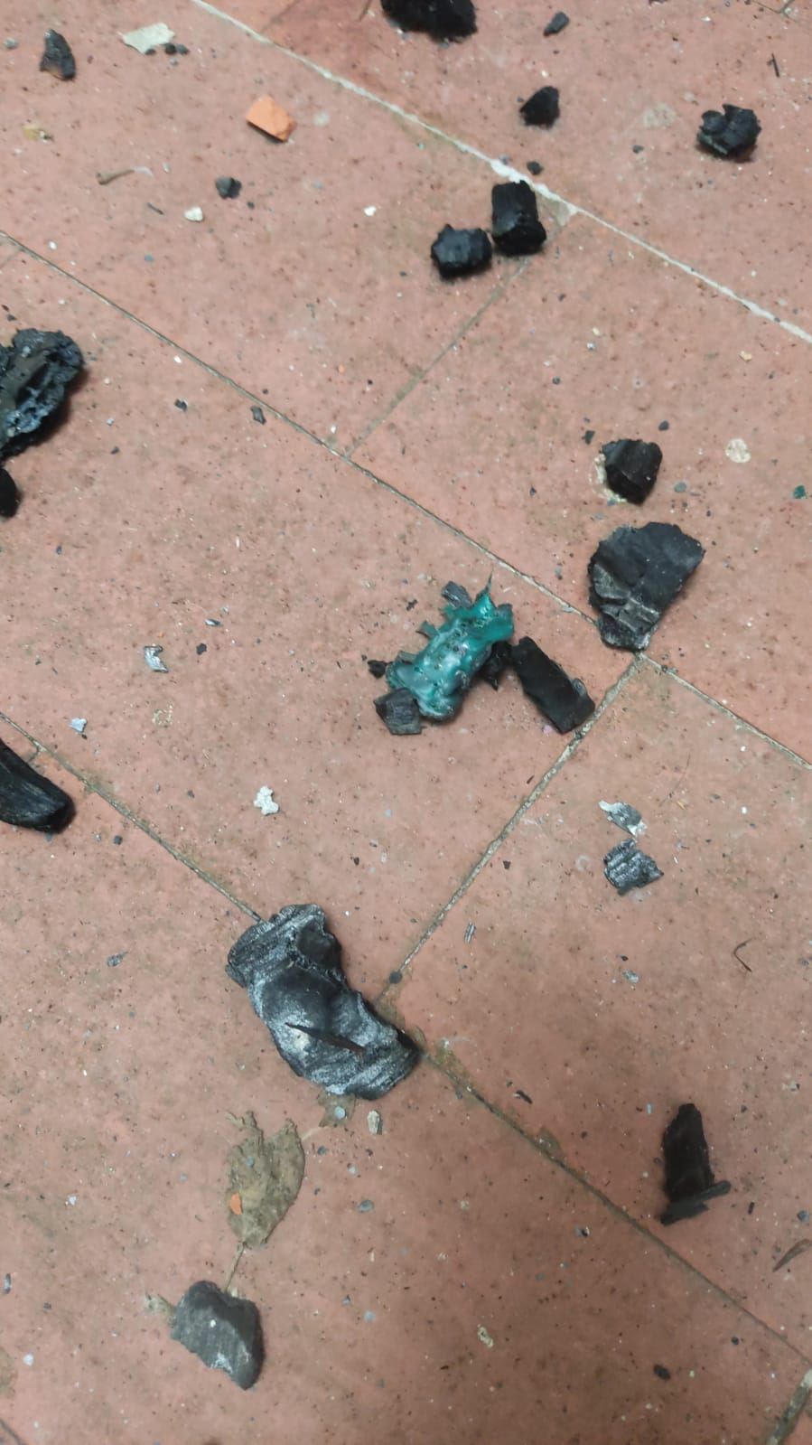 Los vecinos del edificio incendiado en Bilbao muestran restos de ...