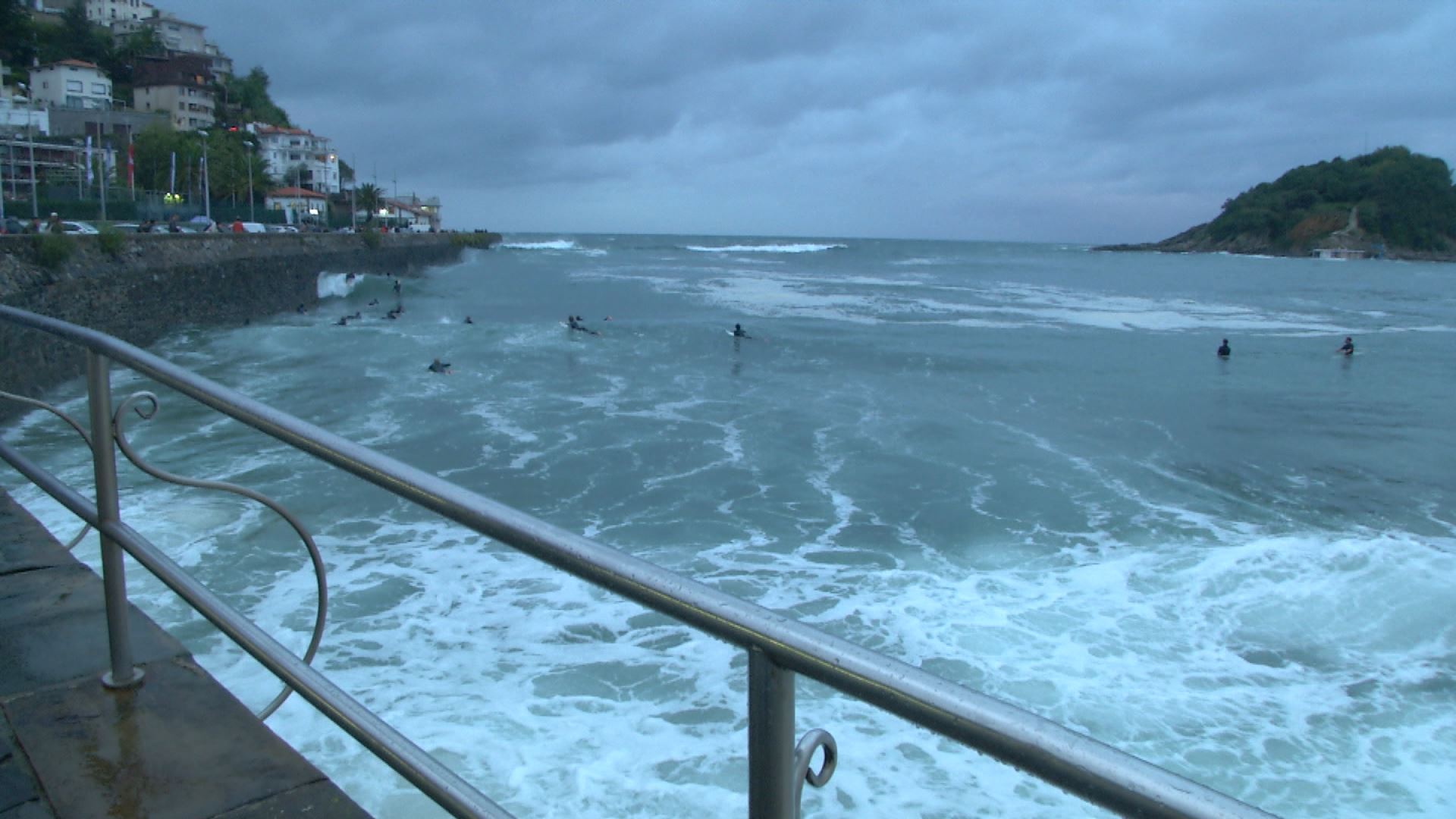 Vídeo: Las mareas vivas dejan espectaculares olas en San Sebastián | ORAIN