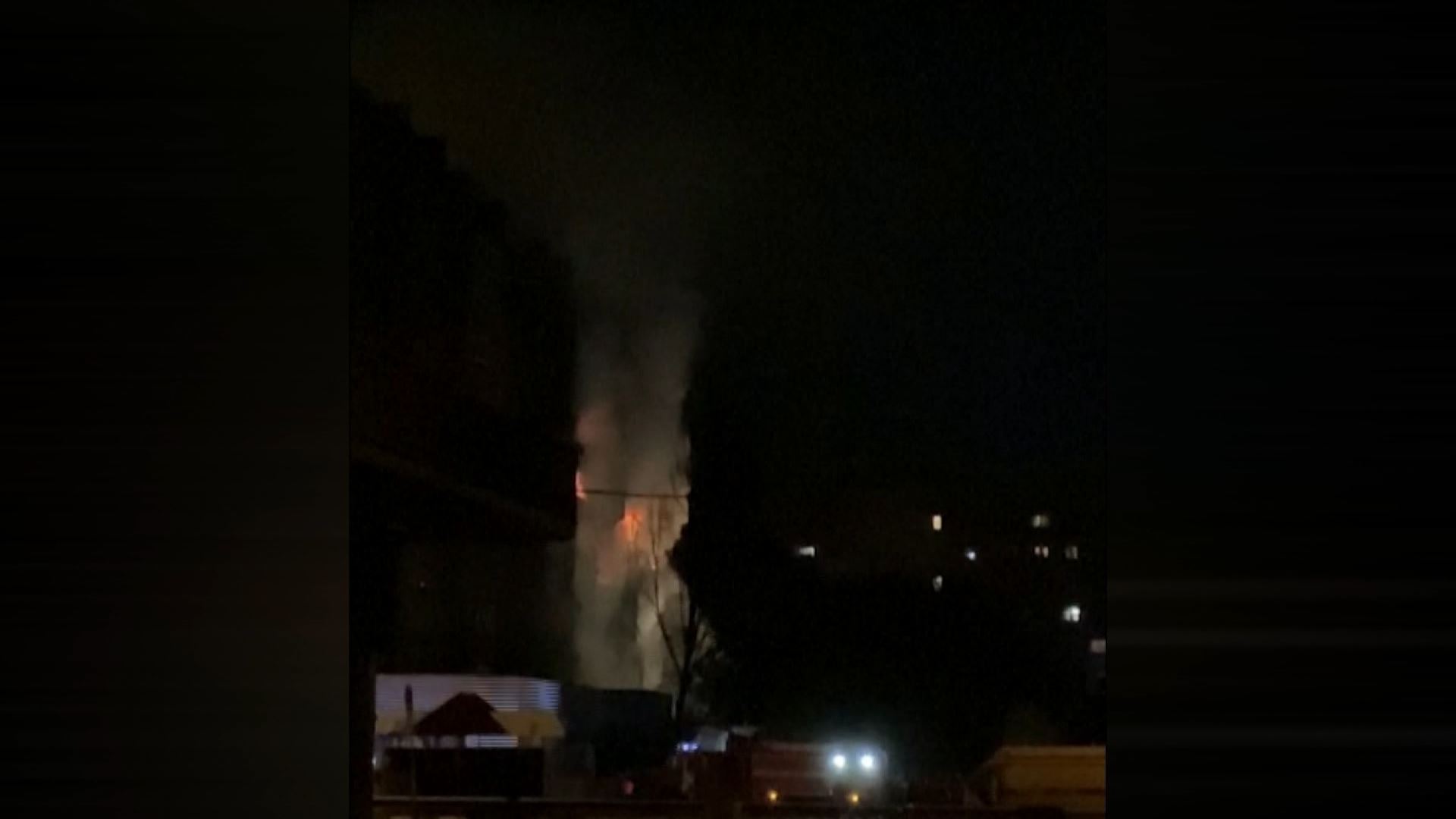 Un avión militar ruso se estrella contra un edificio de nueve plantas ...