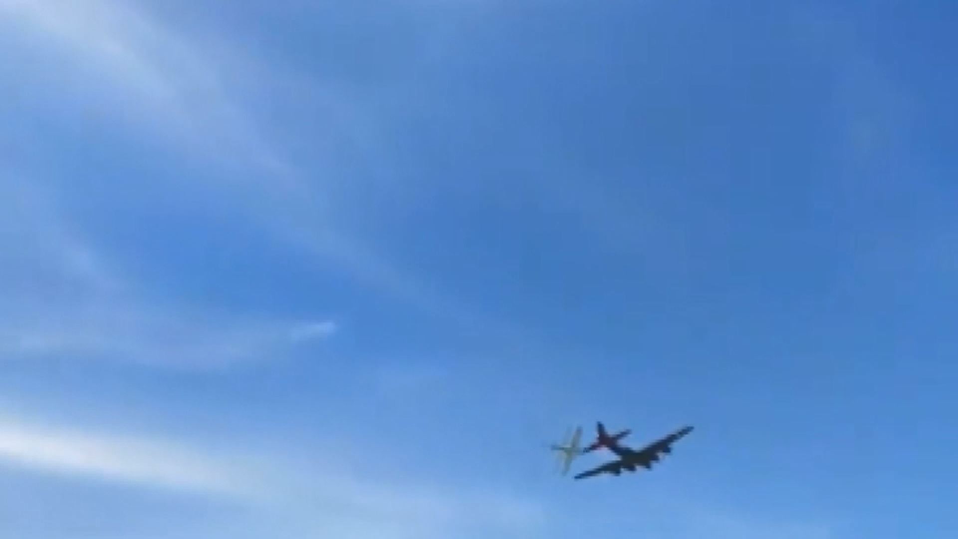 Vídeo: Dos aviones chocan en el aire en EE. UU. durante una exhibición aérea sobre la Segunda ...