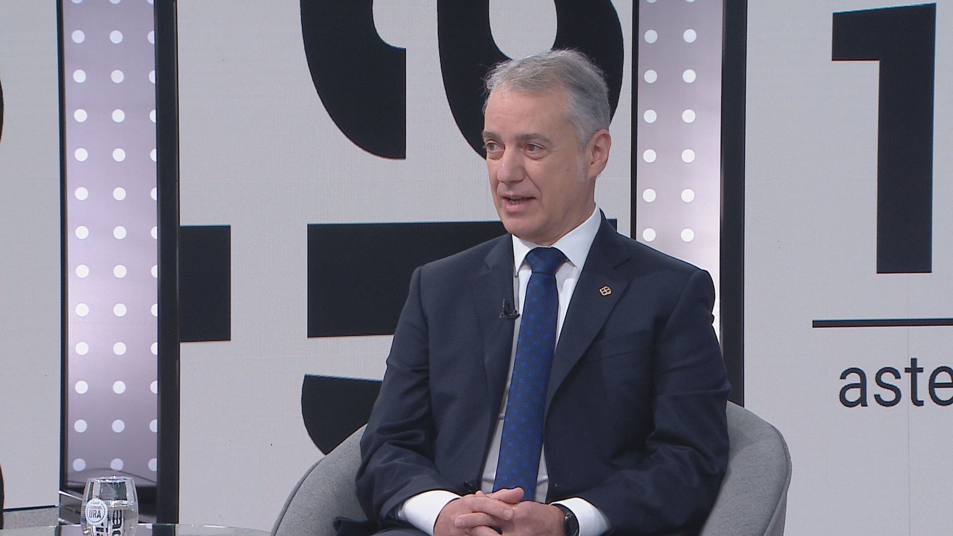 Entrevista a Iñigo Urkullu en ETB1 y en Euskadi Irratia cuando se ...