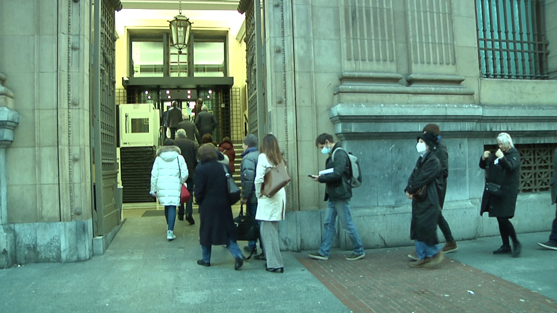 El Tesoro Público espera colocar este martes hasta 2500 millones en ...