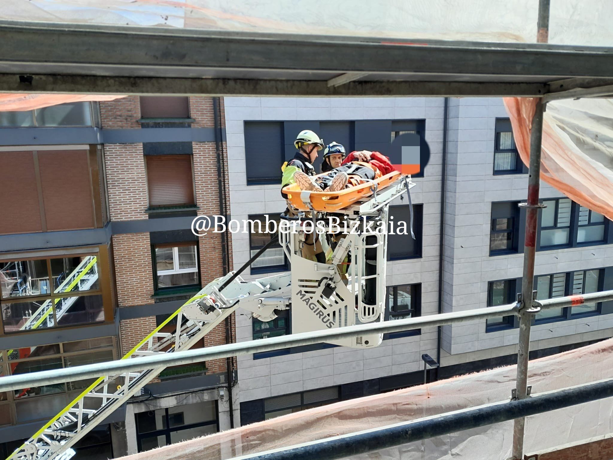 Heridos tres trabajadores al caer de un andamio en Durango | ORAIN