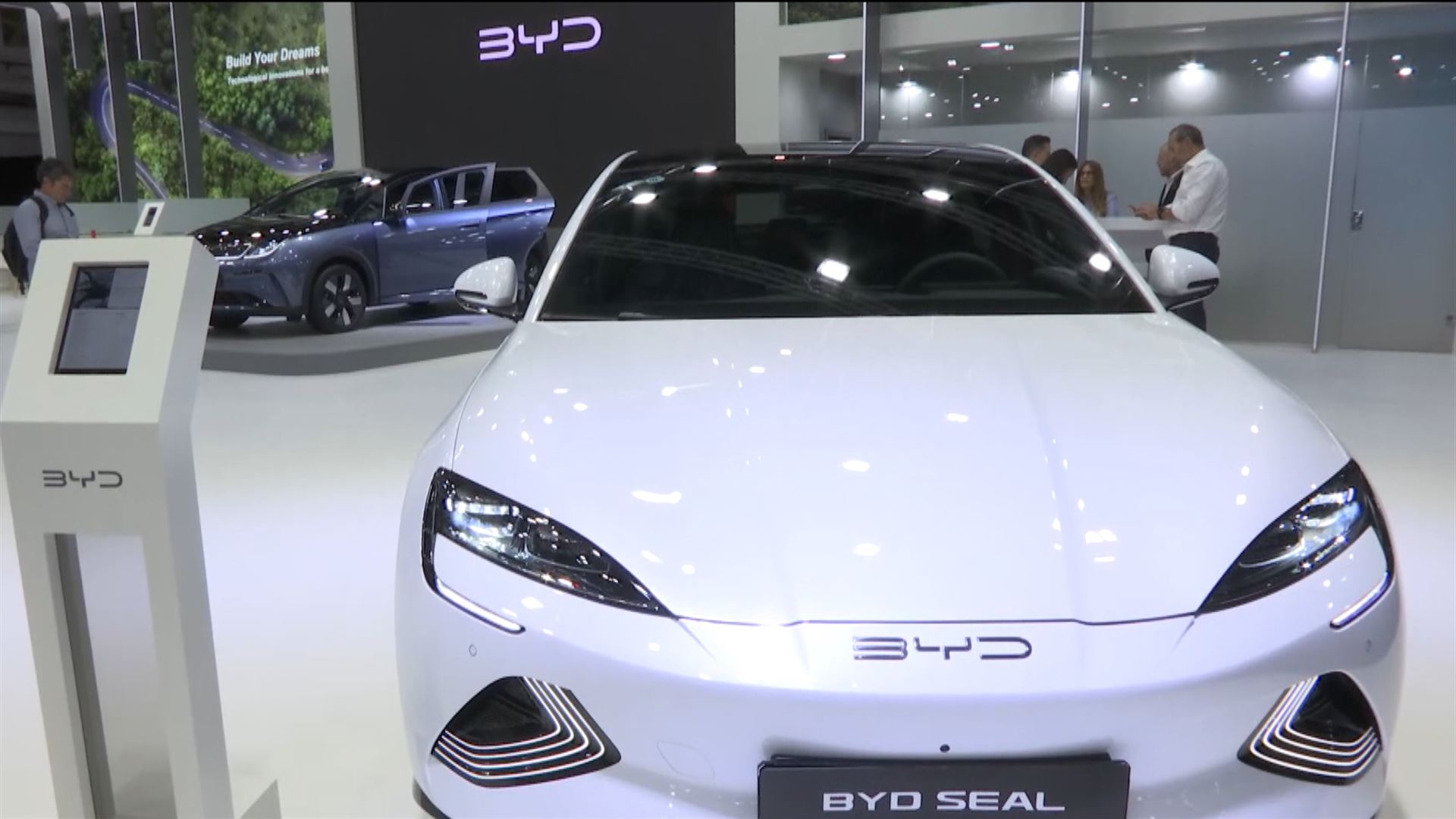 Vídeo: La empresa china BYD presenta su coche eléctrico en Barcelona ...