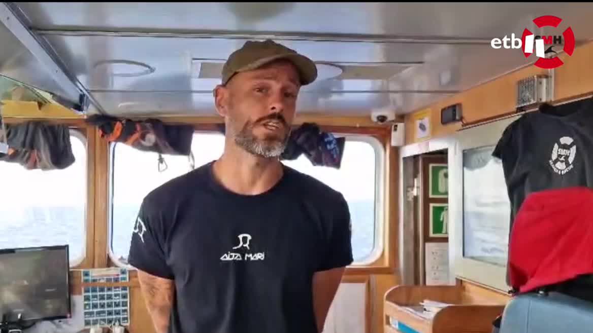 Simón Vidal, capitán del Aita Mari, explica la situación que viven a bordo tras no poder atracar ...