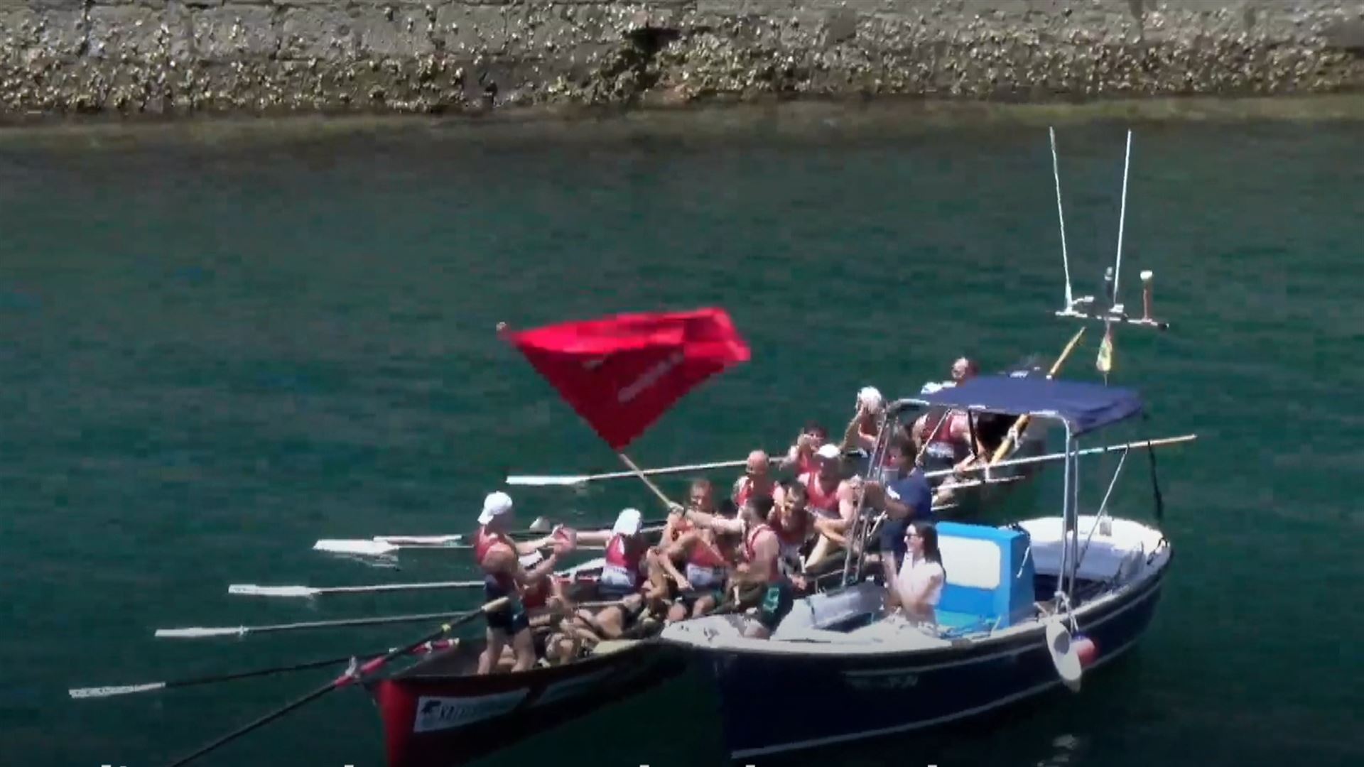 Vídeo: Lapurdi, líder de la regata de traineras en Elantxobe | KIROLAK