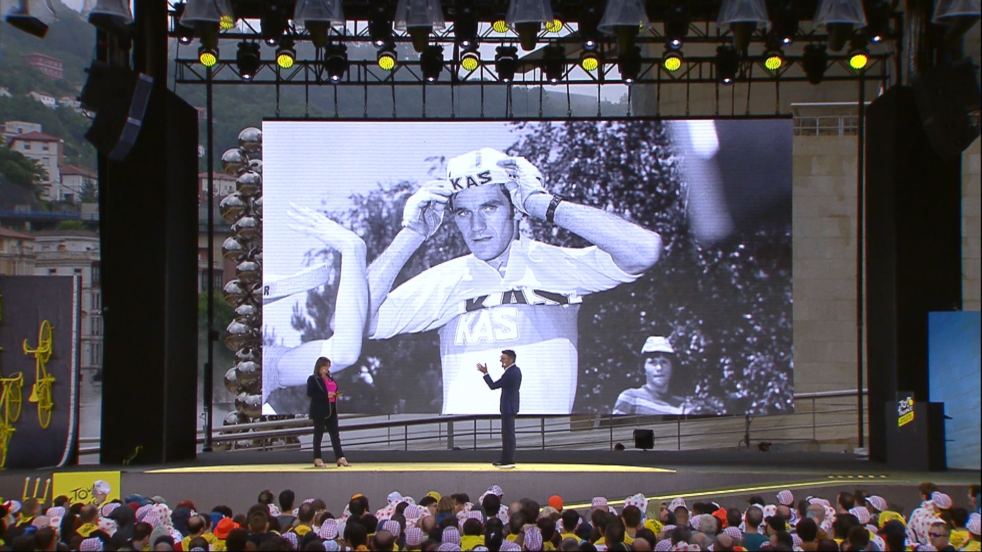 Vídeo: Gran ovación al homenajear al ciclista vasco Txomin Perurena | ORAIN