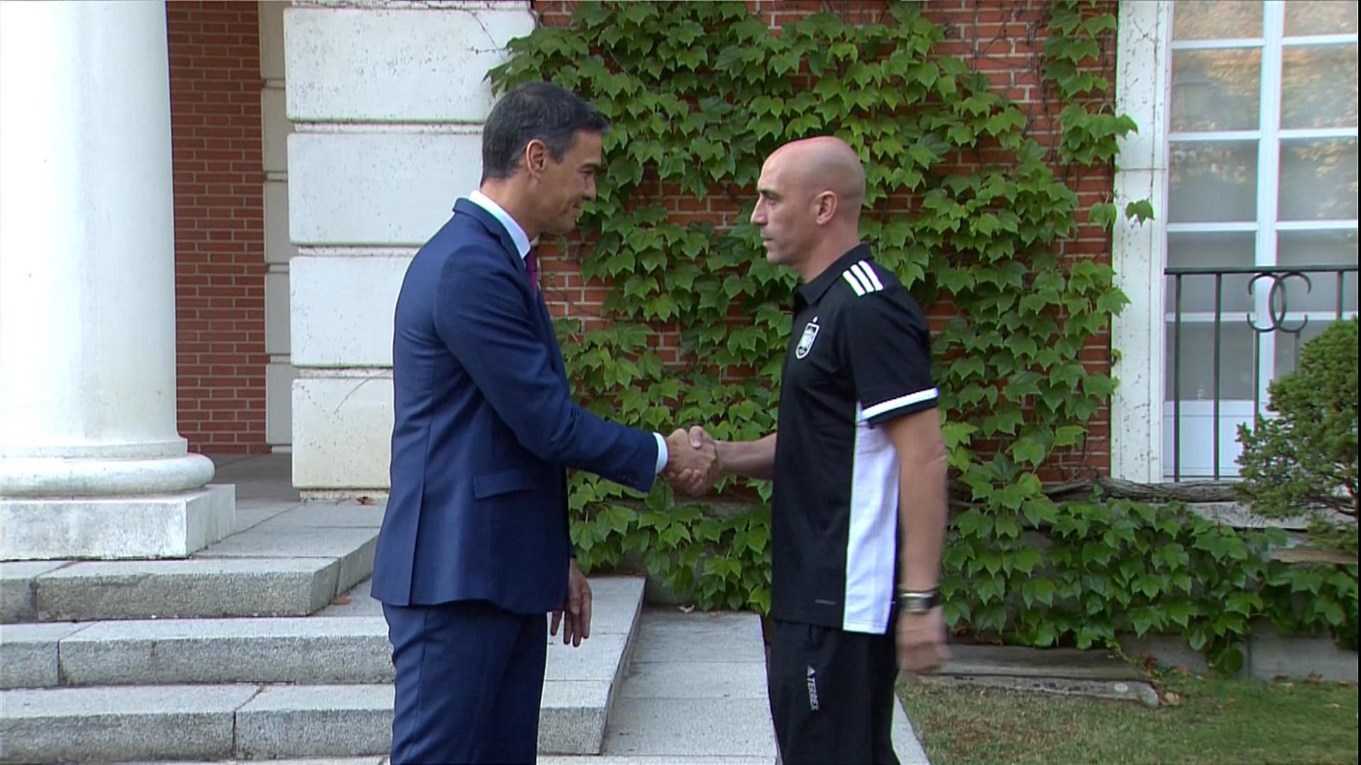 Pedro Sánchez insinúa la dimisión de Luis Rubiales tras su beso sin ...
