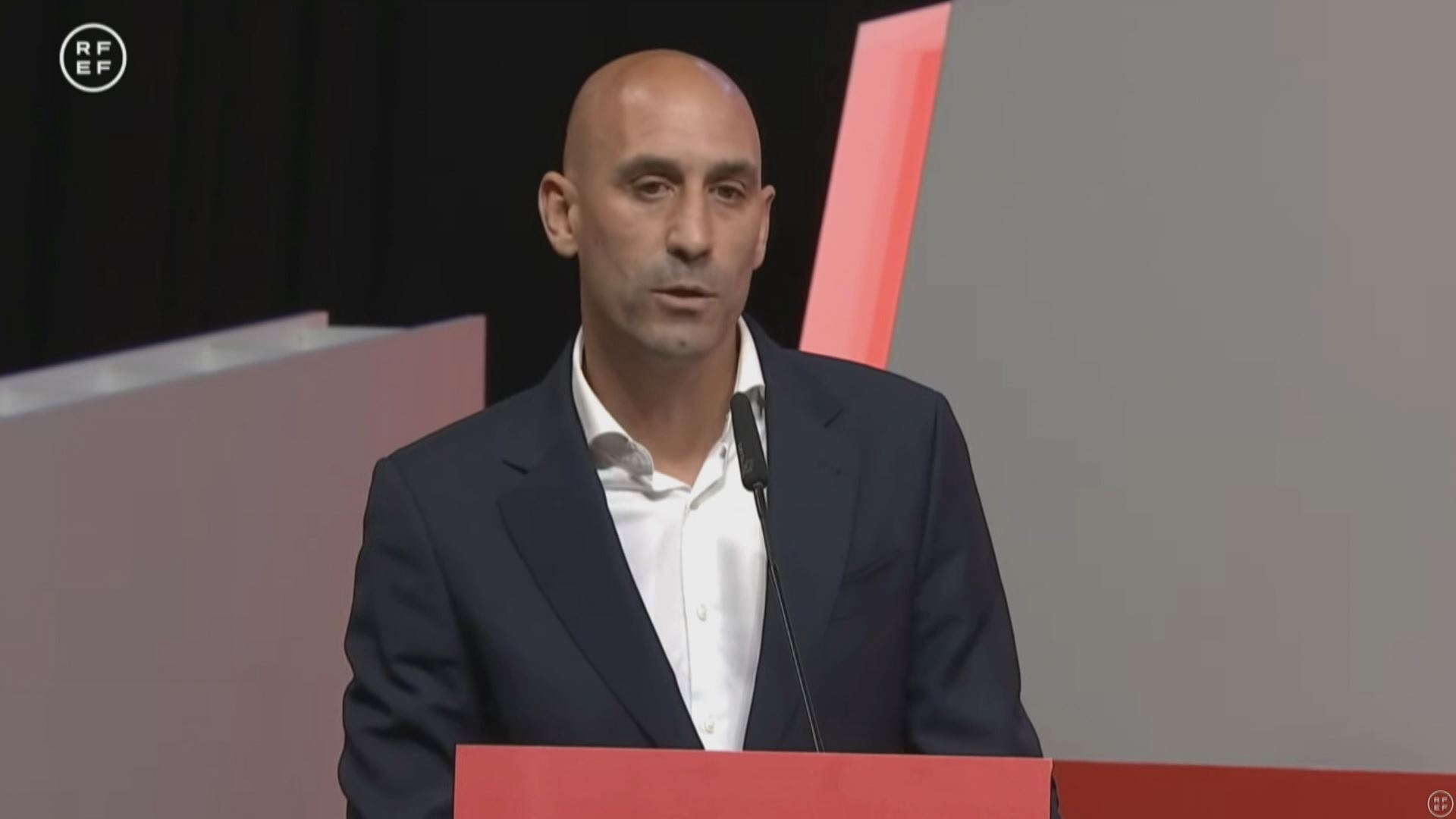 Vídeo: Luis Rubiales anuncia que no dimite como presidente de la RFEF ...