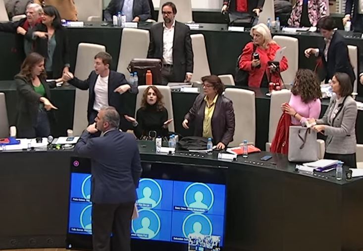 Ortega Smith tira una botella a la cara de un concejal de Más Madrid ...