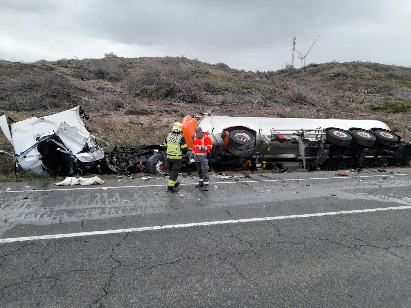 Un camionero muerto y otro herido grave en un accidente con tres ...