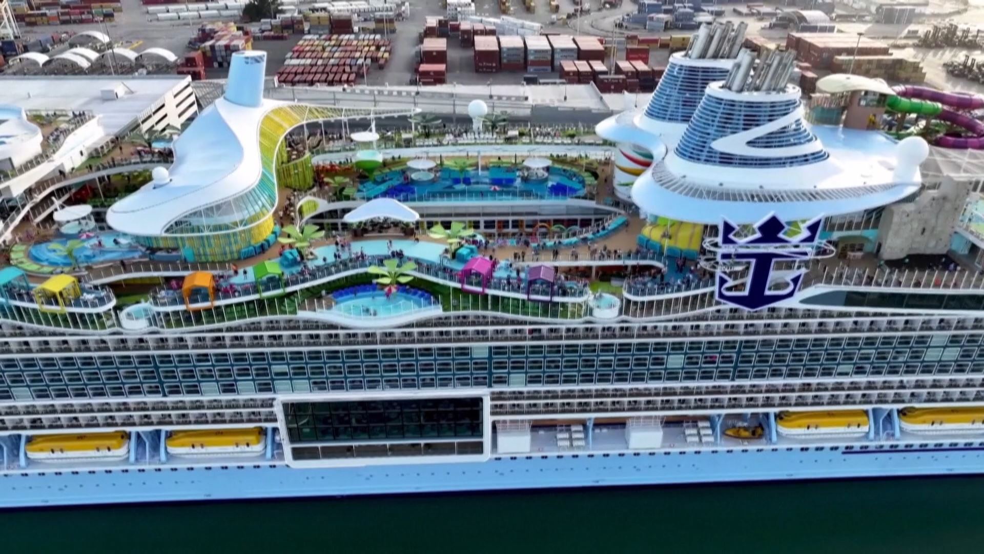 Bideoa: 'Icon of the Seas' munduko bidaiari-ontzirik handiena Miamin ...