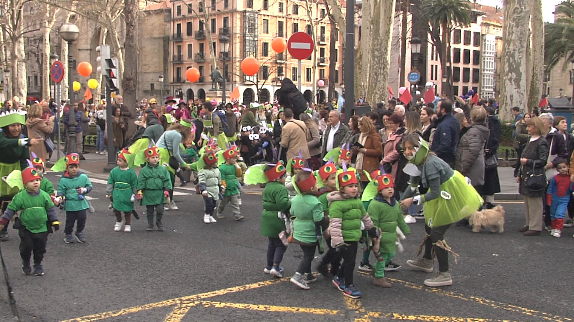 Vídeo: El desfile infantil de Carnaval llena de alegría las calles de ...