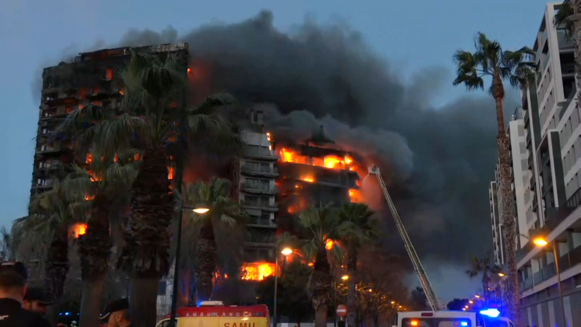 Un incendio en Valencia devora un edificio de 14 plantas con personas ...