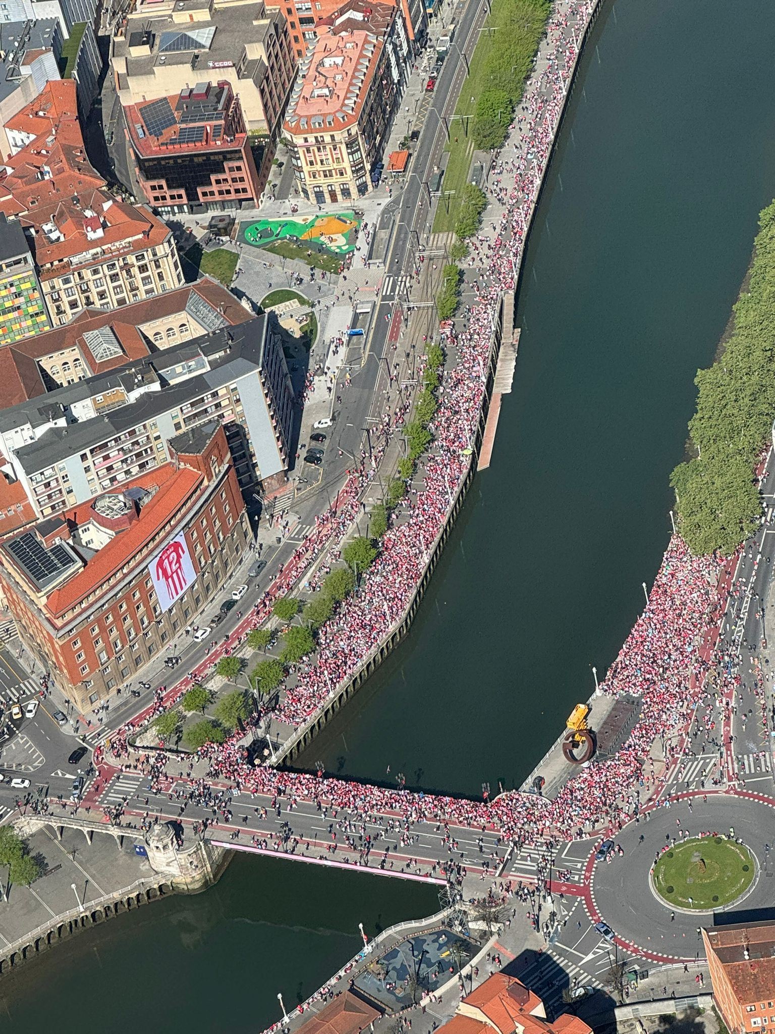 Miles de personas tiñen de rojiblanco Bilbao y los márgenes de la ría a ...