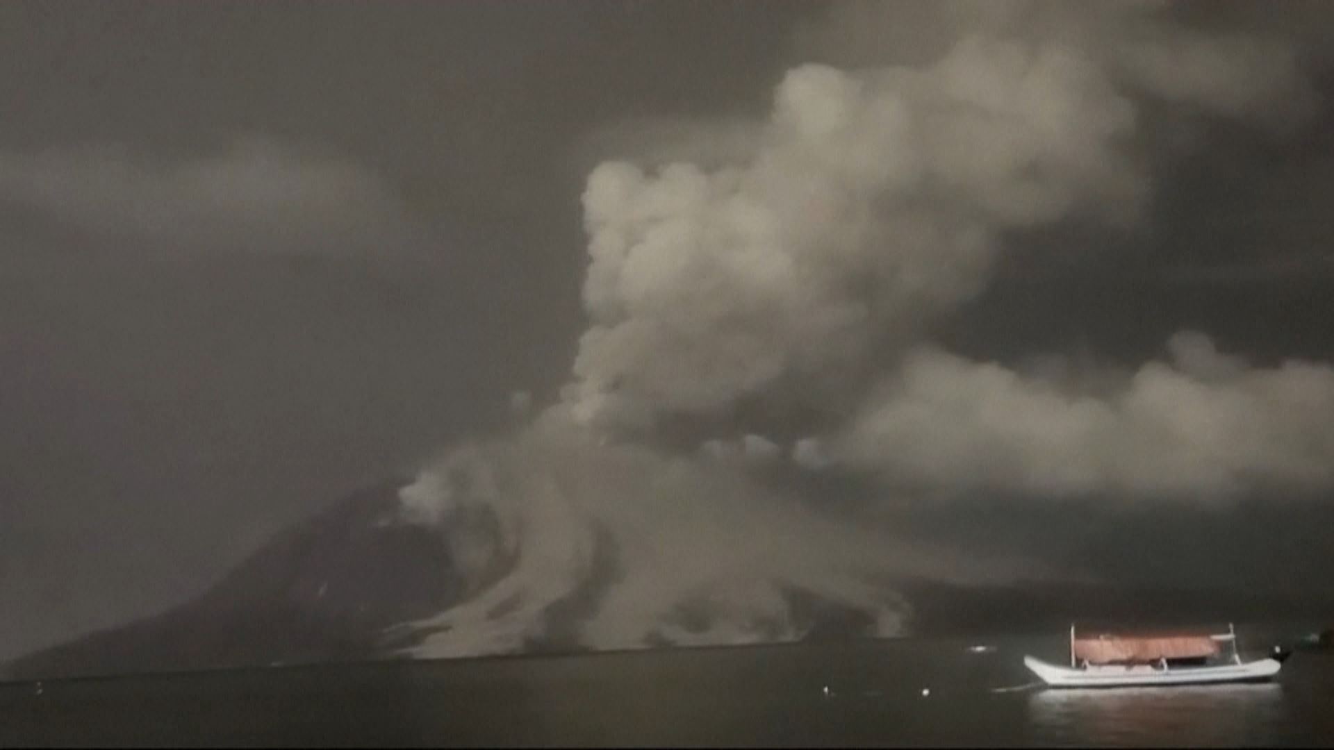 Vídeo: El volcán indonesio Ruang vuelve a entrar en erupción con una ...