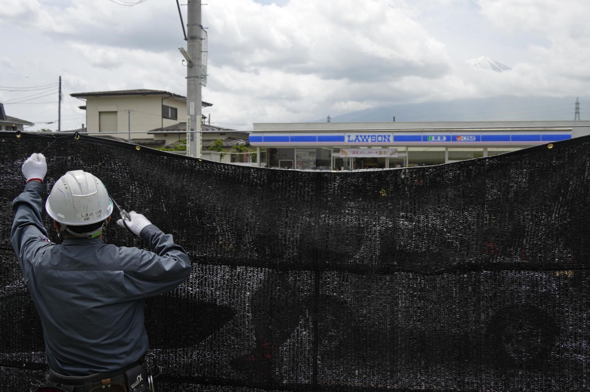 Vídeo: El exceso de turistas obliga a tapar la popular vista del monte ...