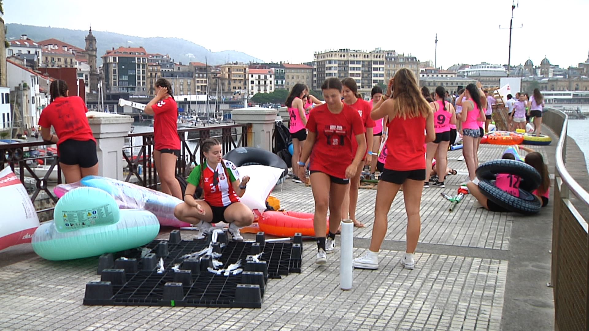 Vídeo: Los y las piratas donostiarras se afanan en la construcción de ...