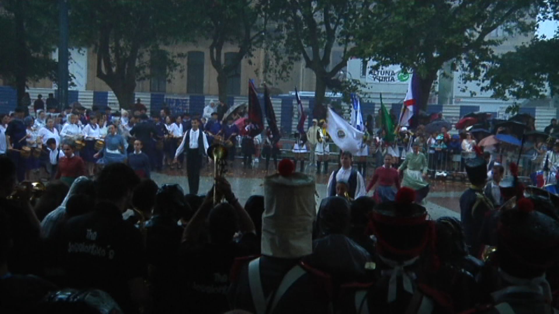 Vídeo: Las tormentas chafan en Donostia la recreación del asedio y ...
