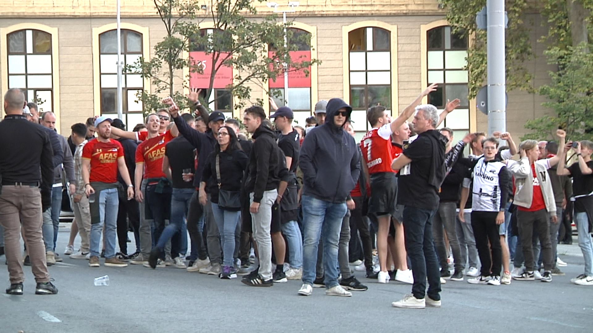 Vídeo: Los ultras del AZ Alkmaar acceden sin causar problemas a San ...