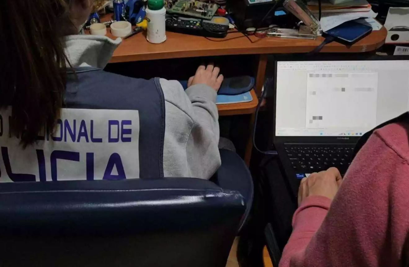 Detenido un hombre de 46 años en Vitoria acusado de almacenar casi 140 ...