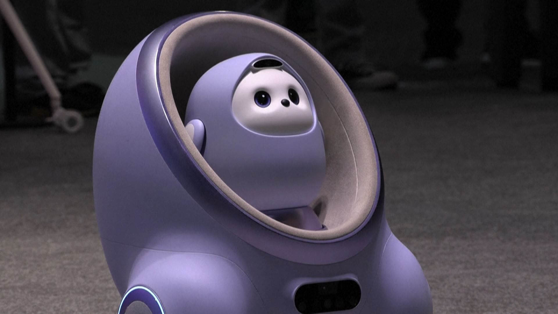 Vídeo: AI Me, el primer robot familiar de compañía con inteligencia ...