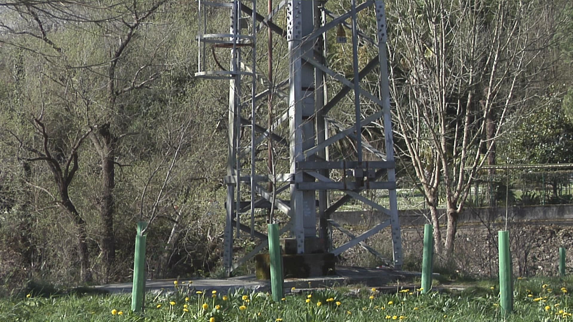 Iberdrola dice que compete al propietario del terreno proteger la torre ...