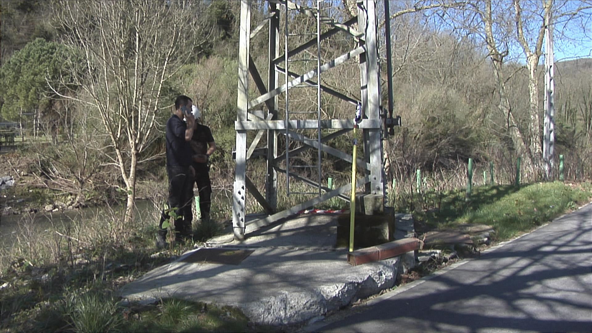 Dos menores heridos electrocutados tras subirse a una torre de alta ...