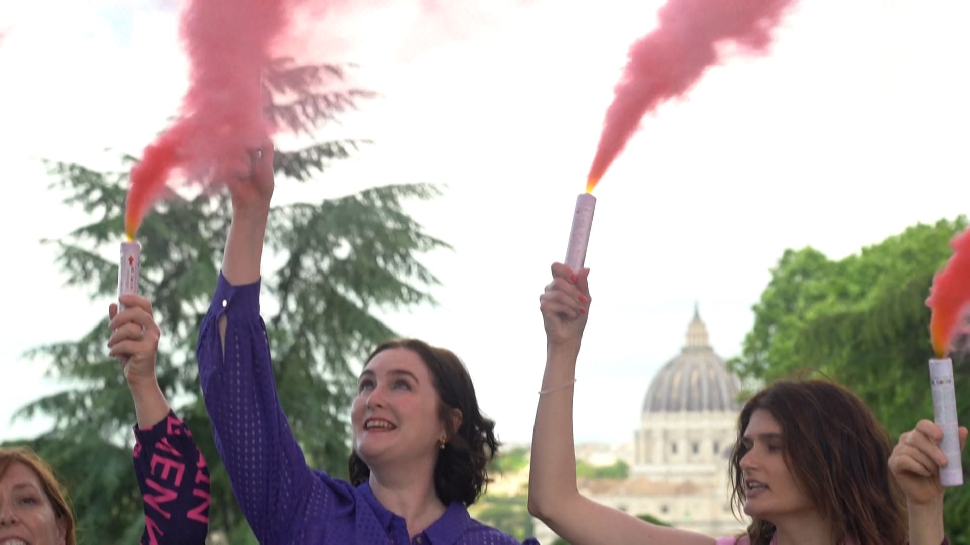 Vídeo: Una fumata rosa pide una mayor presencia de mujeres en la ...