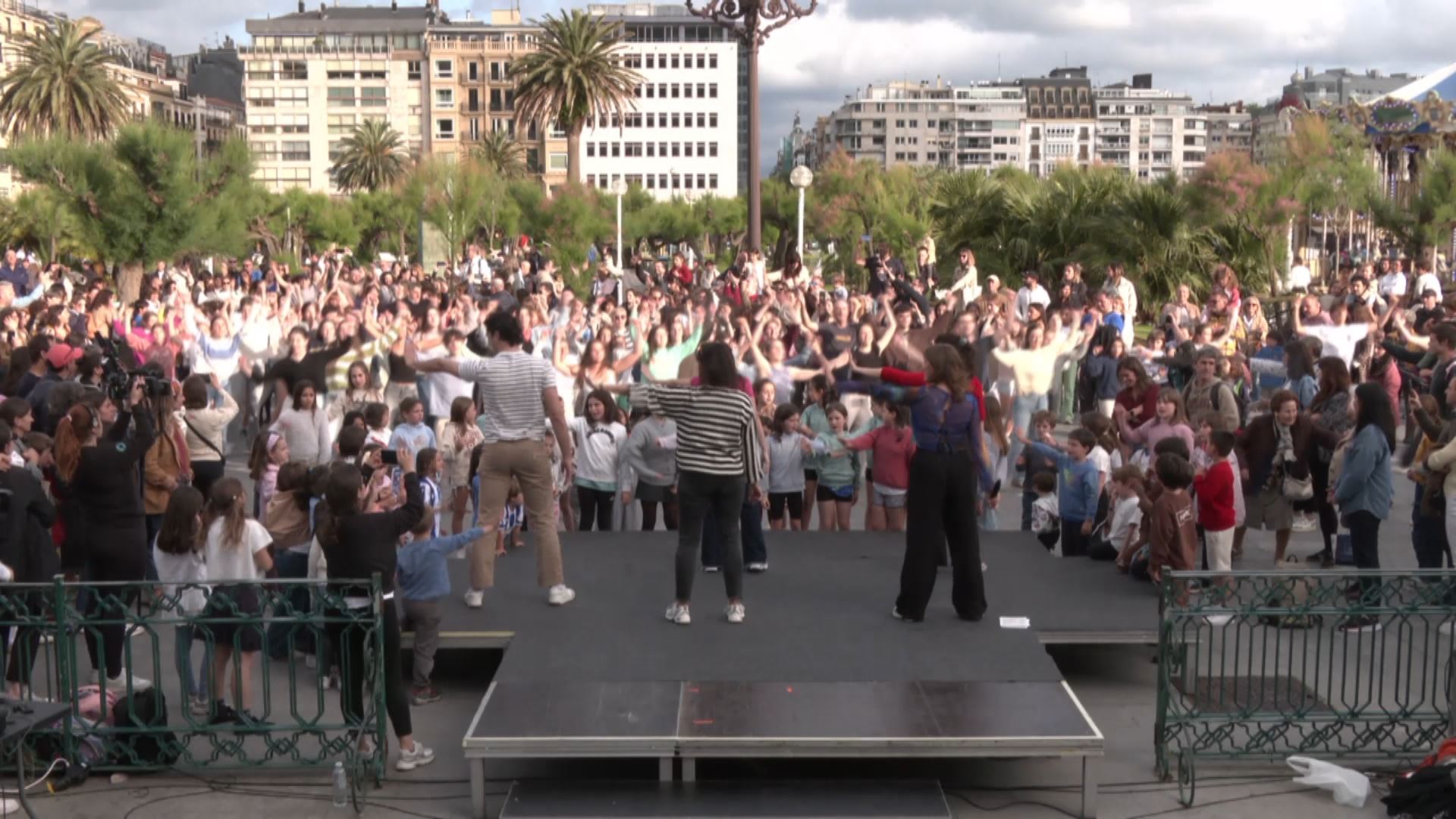 Vídeo: EITB organiza un gran ''flashmob'' dentro de Euskaraldia