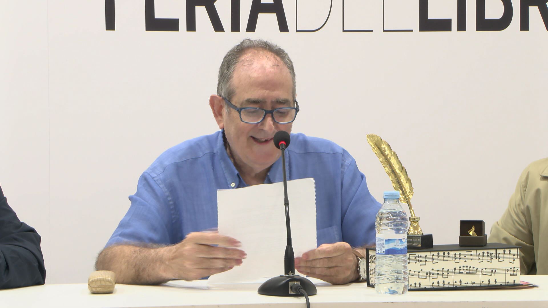 Vídeo: Jabier Kalzakorta recibe la Pluma de Oro de la Feria del Libro ...
