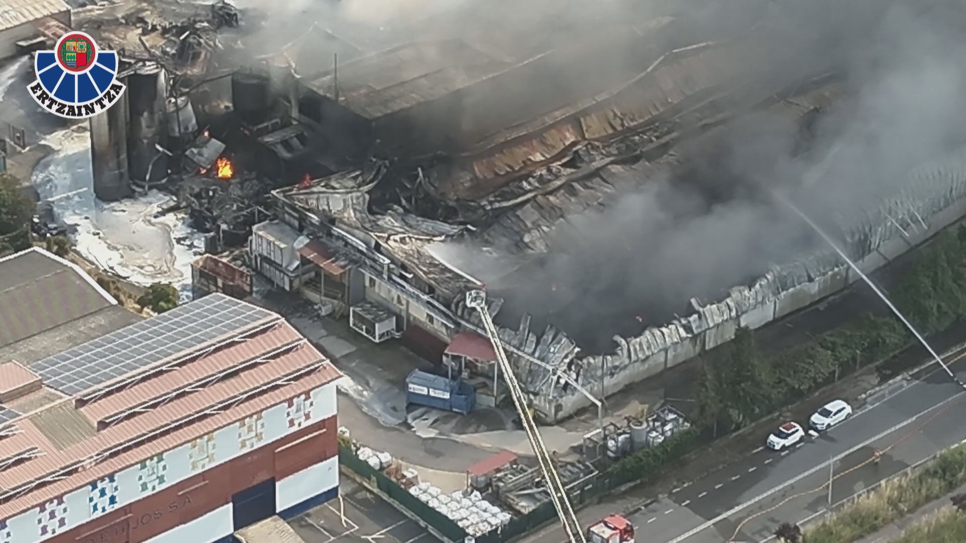 Imágenes aéreas del incendio de la planta de LEA en Vitoria-Gasteiz | ORAIN