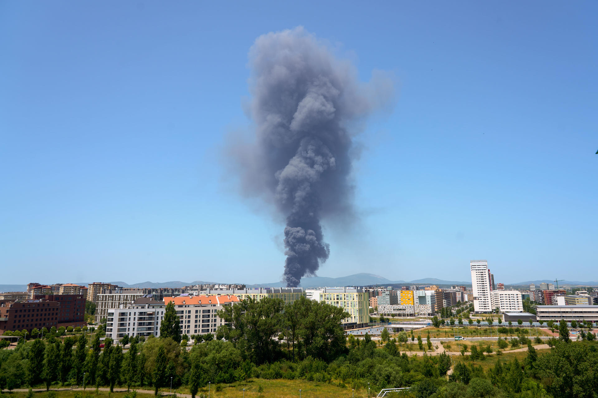 Los bomberos siguen trabajando en el incendio de Vitoria, controlado ...
