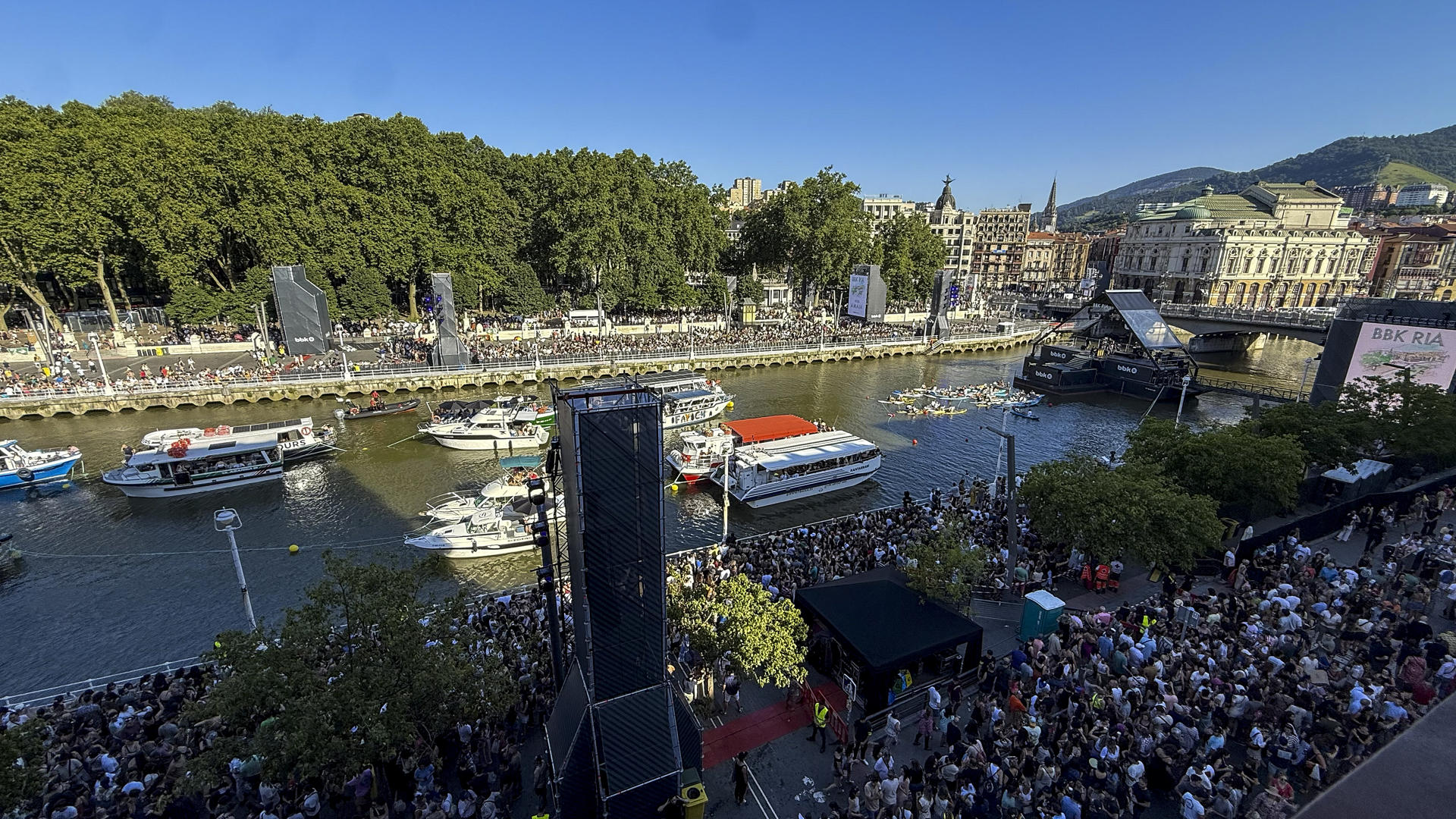 Miles de personas disfrutan de los conciertos flotantes en la Ría de ...