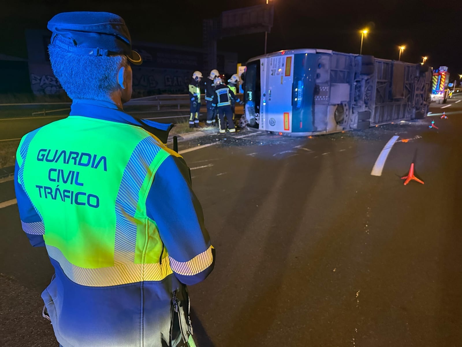 Vuelca una villavesa sin pasajeros en la Ronda de Pamplona, con el ...
